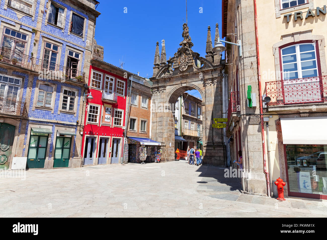 Braga, Portugal. Arco da Porta Nova Gate. Un arc monumental baroque ...