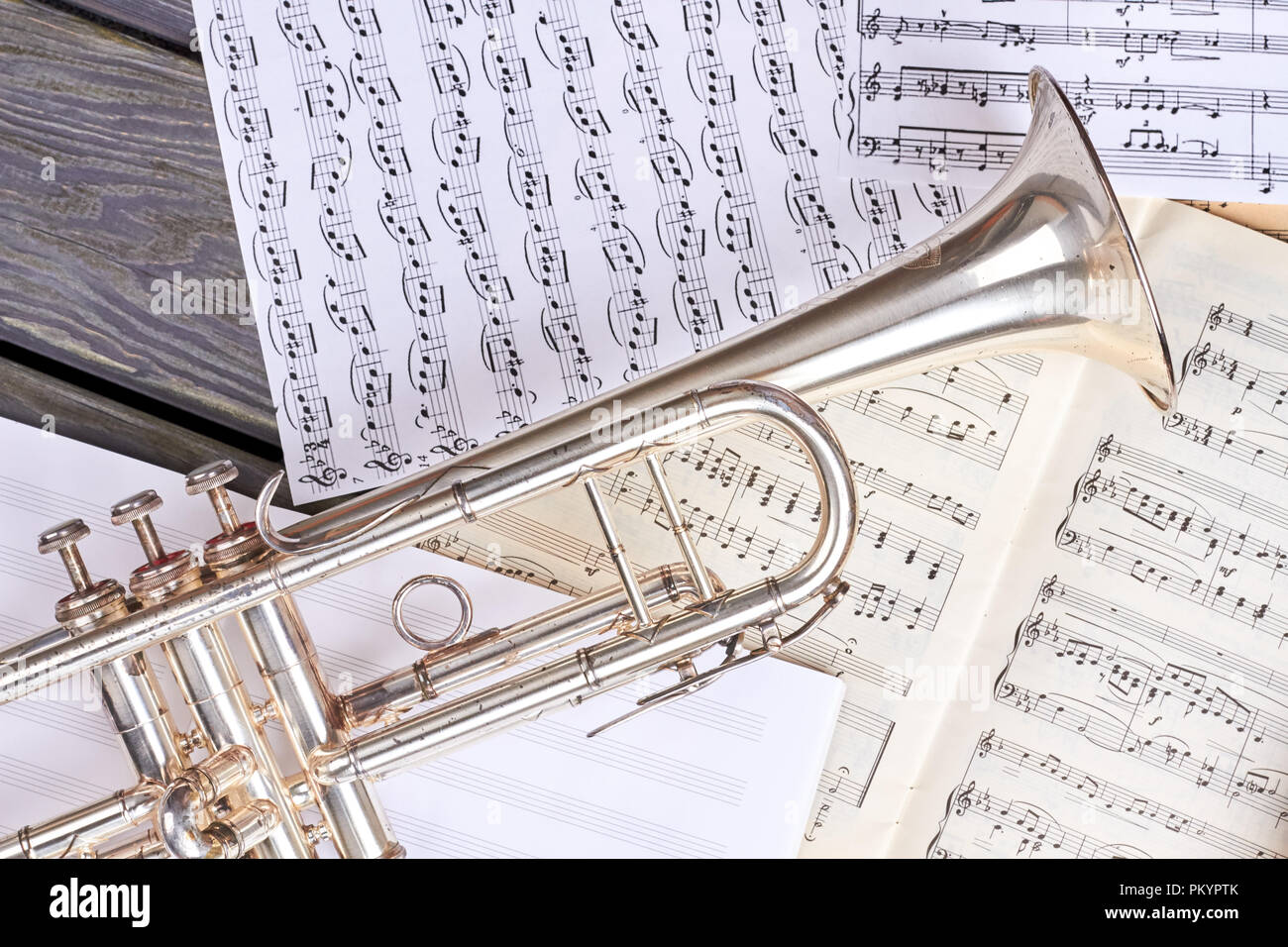 Fond de trompette Banque de photographies et d’images à haute ...