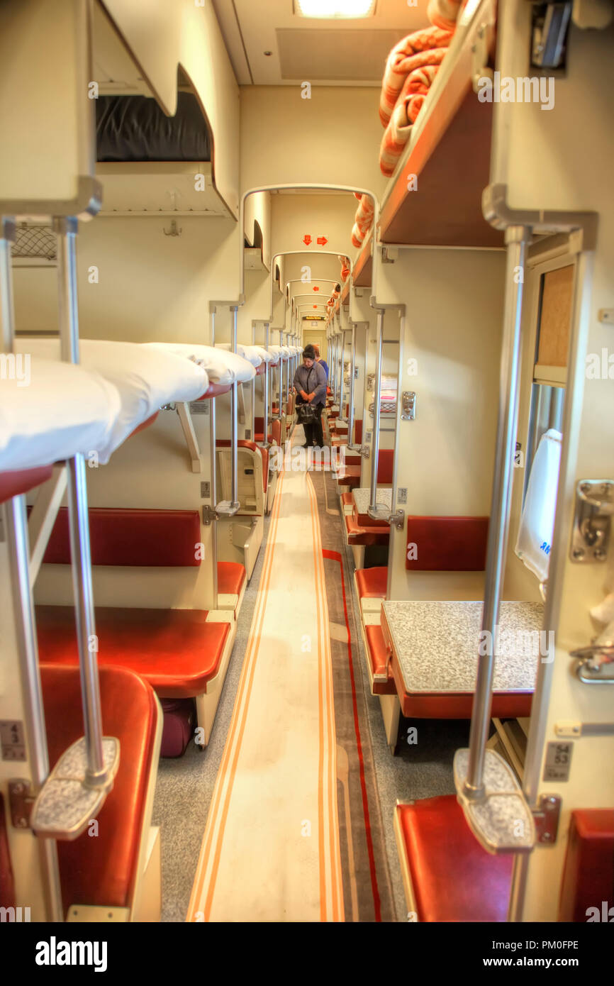 Train sleeping car compartment Banque de photographies et d’images à haute résolution - Alamy