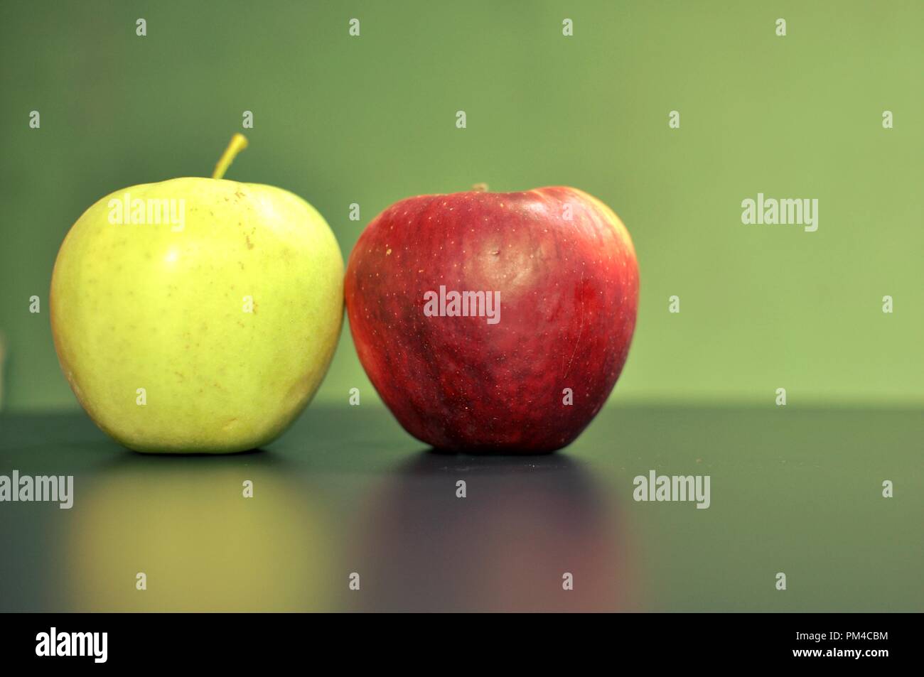 Deux pommes avec espace de copie Banque de photographies et d’images à ...