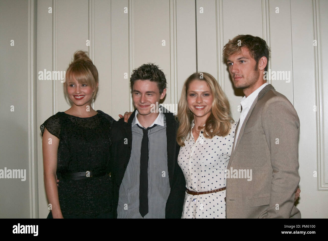 Teresa Palmer And Alex Pettyfer Banque d'image et photos - Alamy