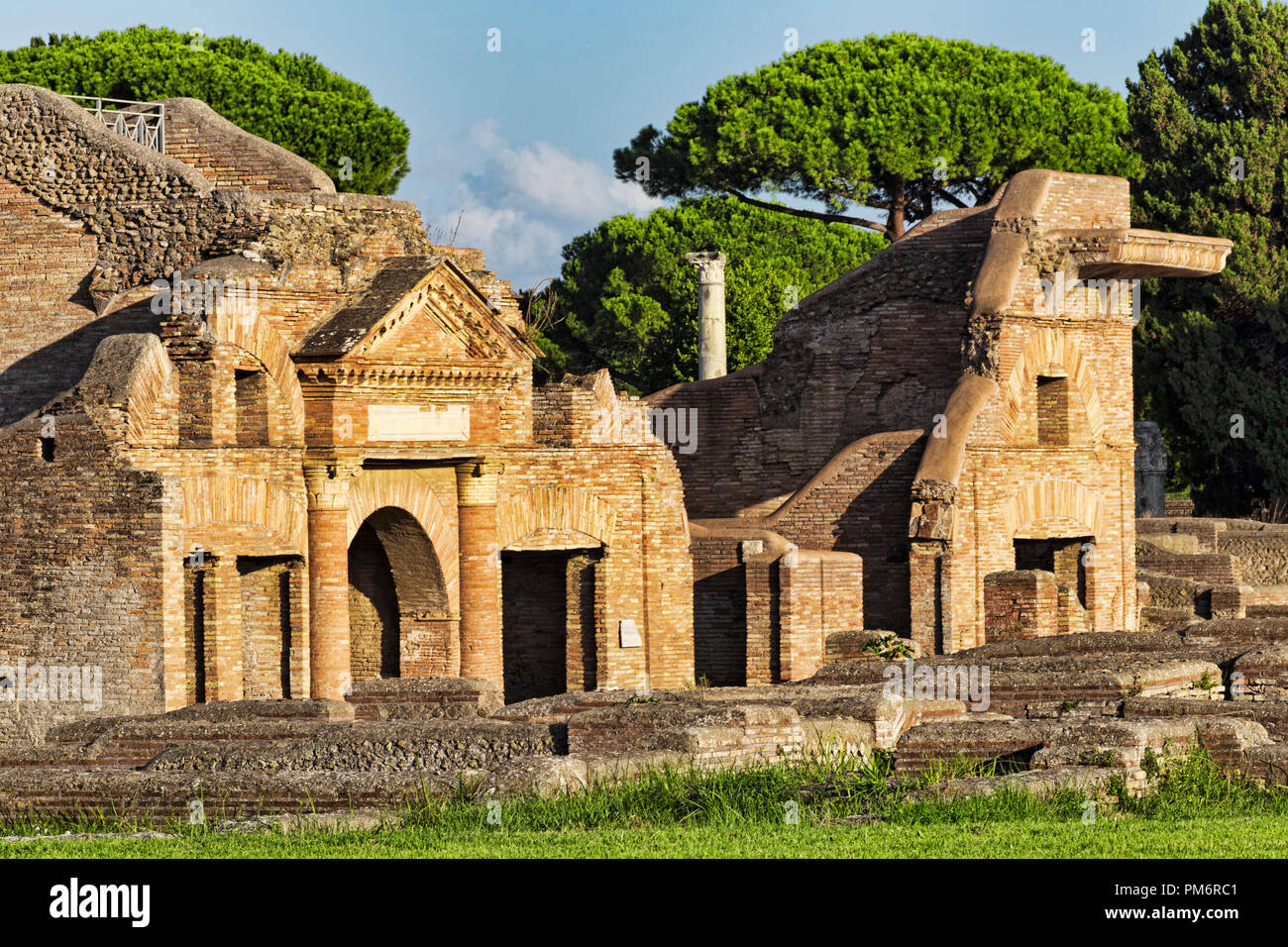 Paysage de ruines d'Ostie antique avec le bâtiment principal d'Horrea ...