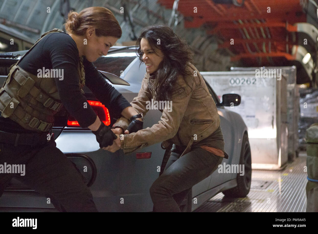 (L à R) Riley (GINA CARANO) et Letty (Michelle Rodriguez) s'engager ...
