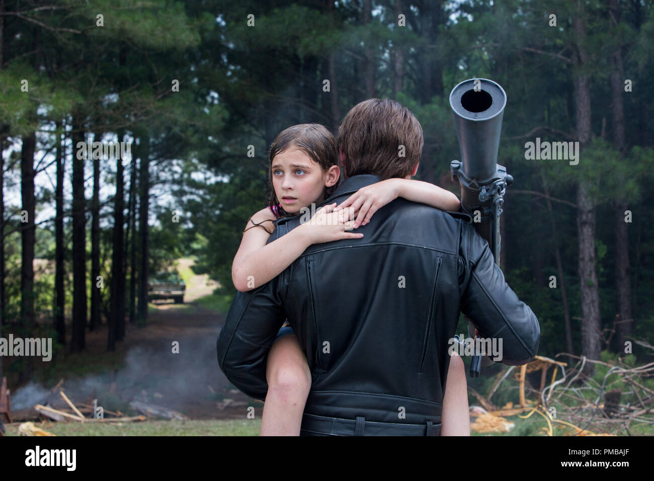 Les jeunes et le Terminator Sarah Connor dans Terminator GENISYS de ...