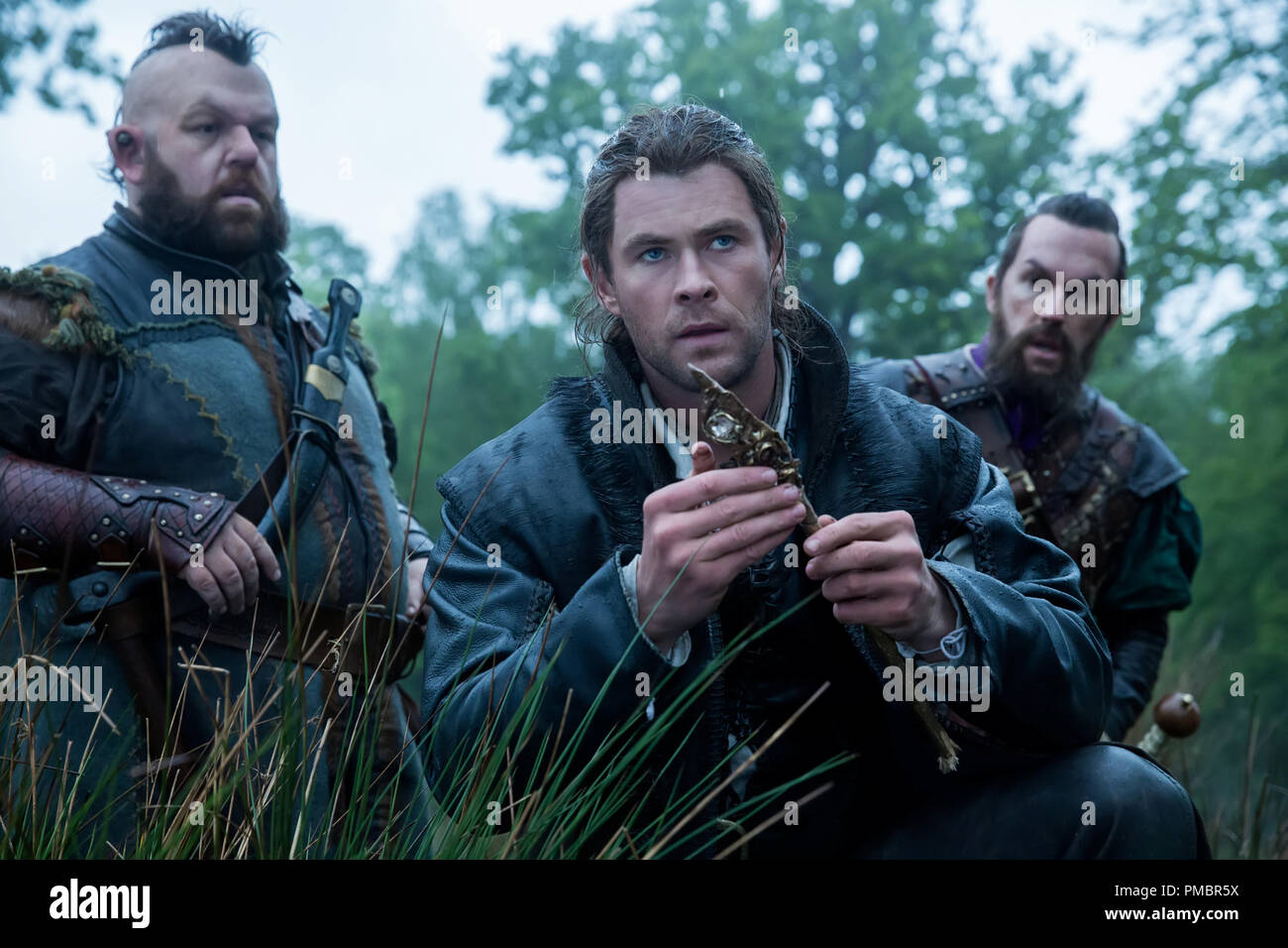 Nion (Nick Frost), Eric le Chasseur (CHRIS HEMSWORTH) et Gryff (ROB ...