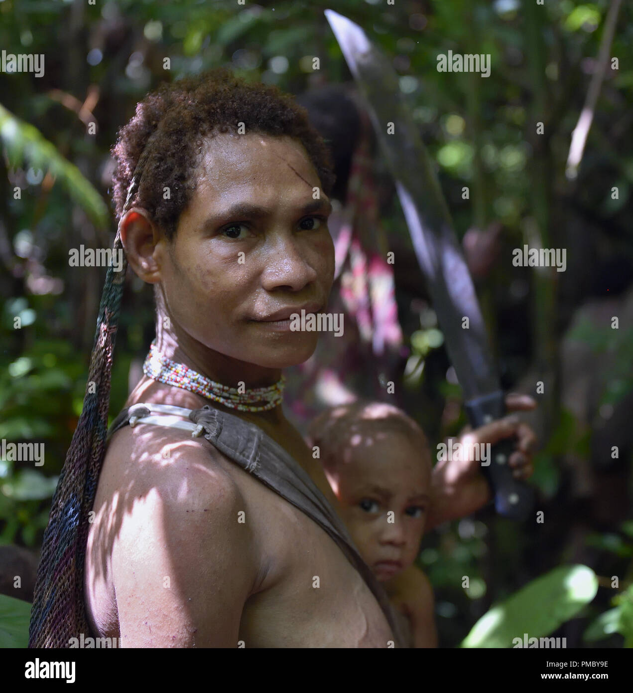 Femme korowai Banque de photographies et d’images à haute résolution ...