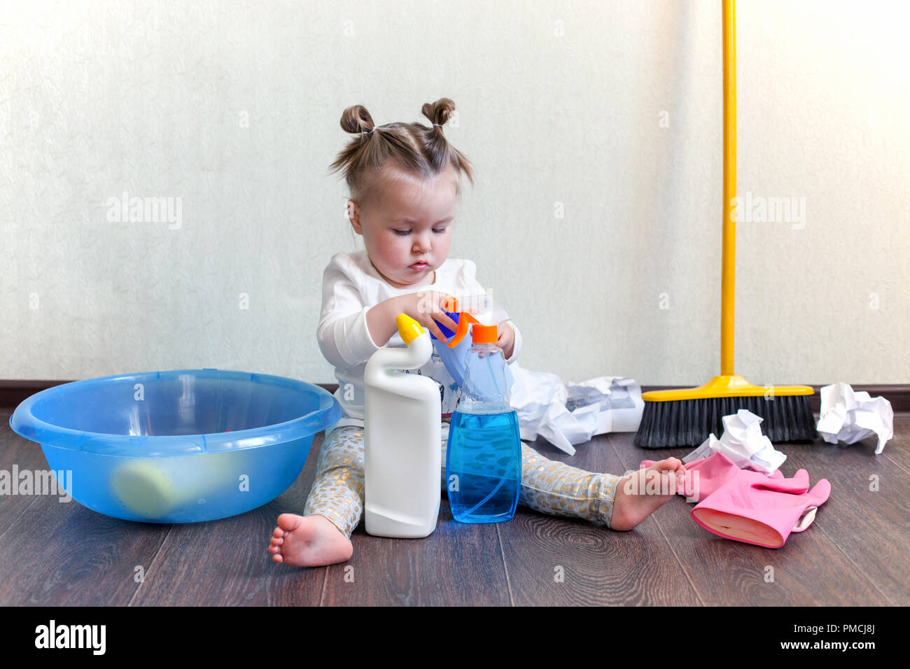 Taches menagere a faire enfant Banque de photographies et d’images à ...
