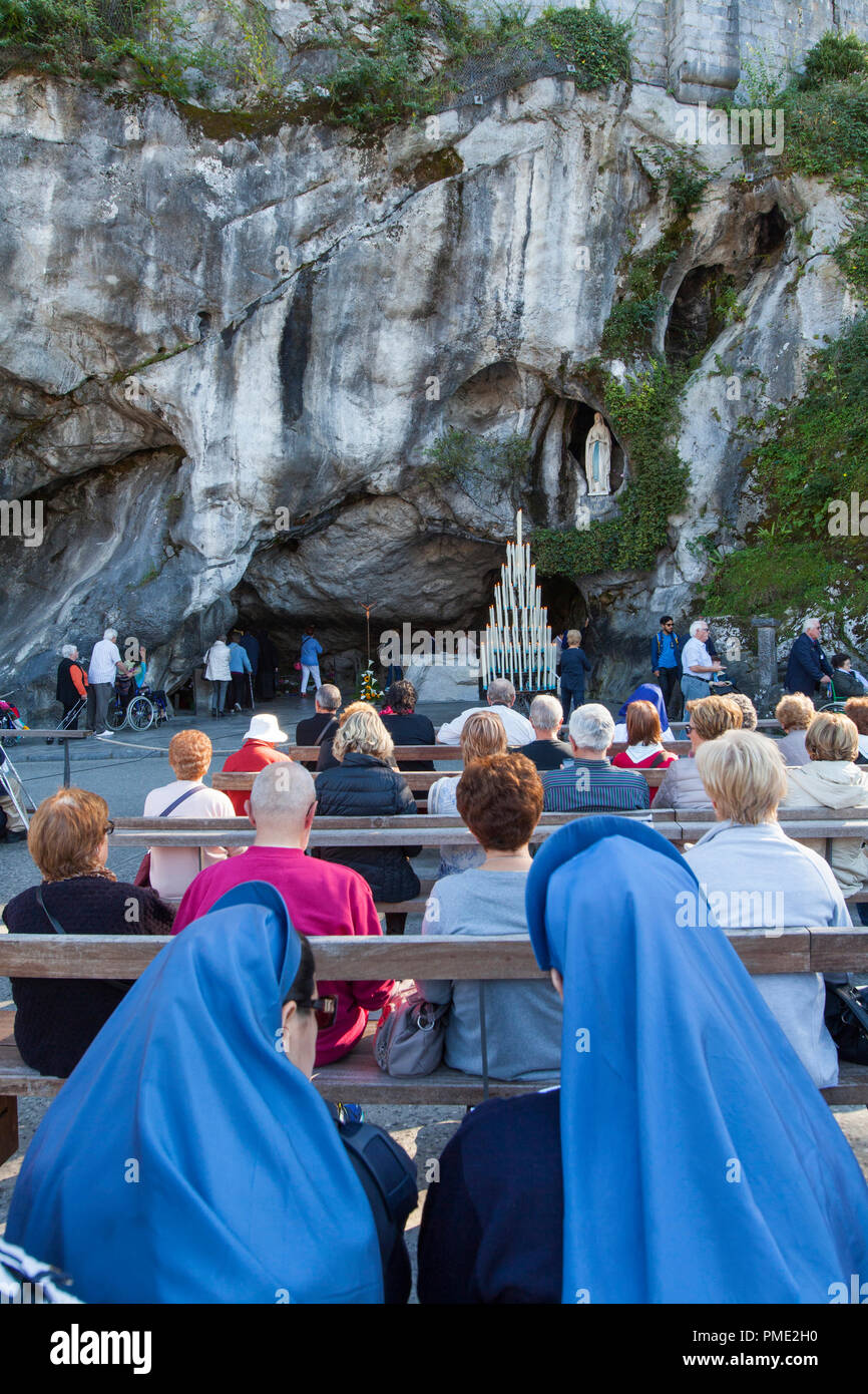 Dans la grotte de lourdes Banque de photographies et d’images à haute ...