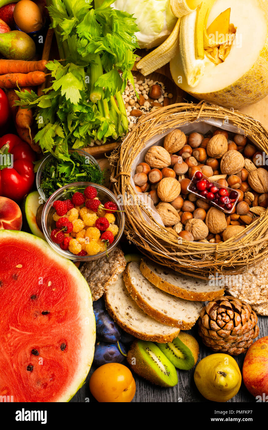 Les aliments riches en fibres comme le pain de seigle galette ...