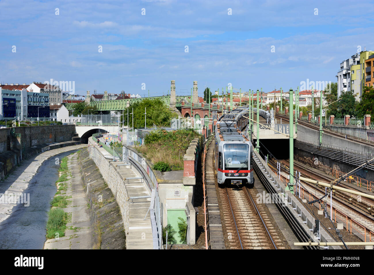 Wien, Vienne : rivière Wien, train de métro ligne 6 à la station de ...