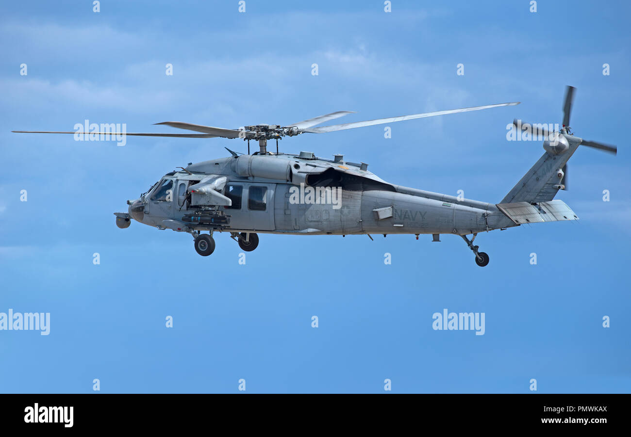 USNAVY MH-60 Seahawk hélicoptère sur entraînement au tir de l'exercice ...
