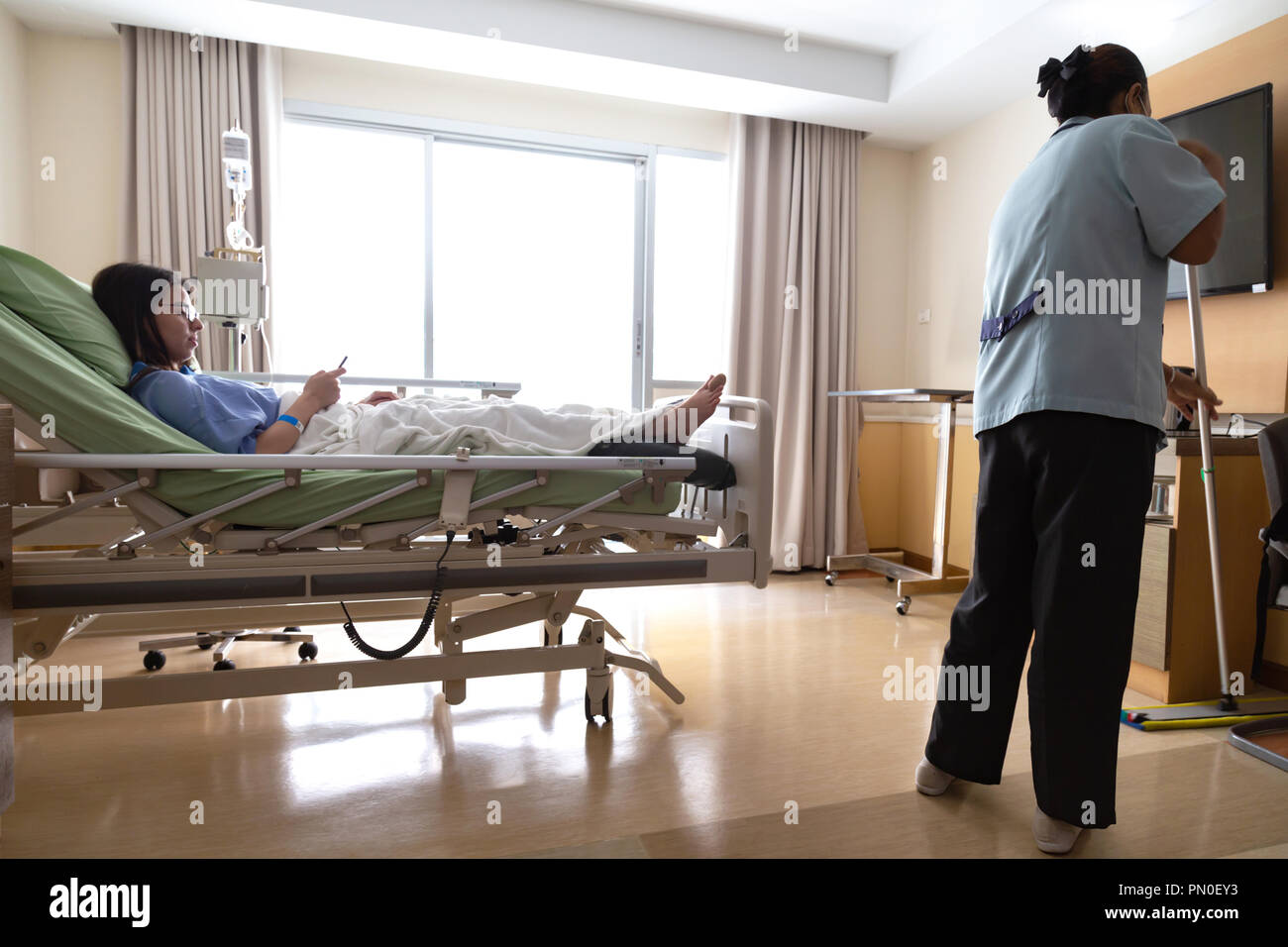 Hospital bed cleaning Banque de photographies et d’images à haute résolution - Alamy