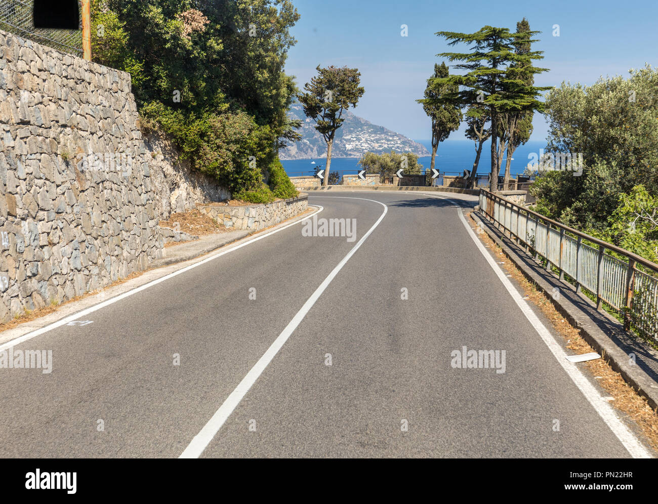 Une route étroite et sinueuse, sur la côte amalfitaine, entre Positano ...