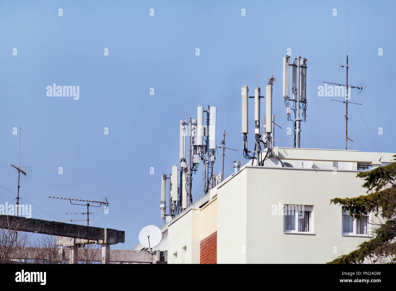 Les stations de base des télécommunications répéteurs réseau sur le ...