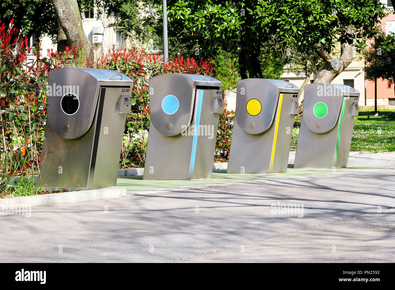 L'industrie de recyclage. Conteneurs de recyclage moderne sur la ville ...