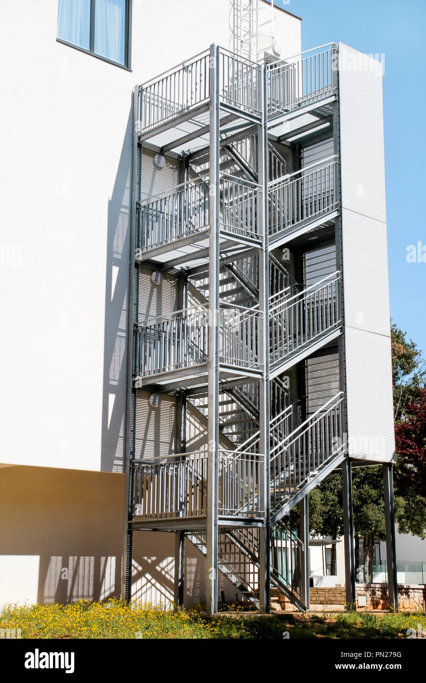 Sortie de secours. Metal fire escape sur échelle extérieure immeuble ...