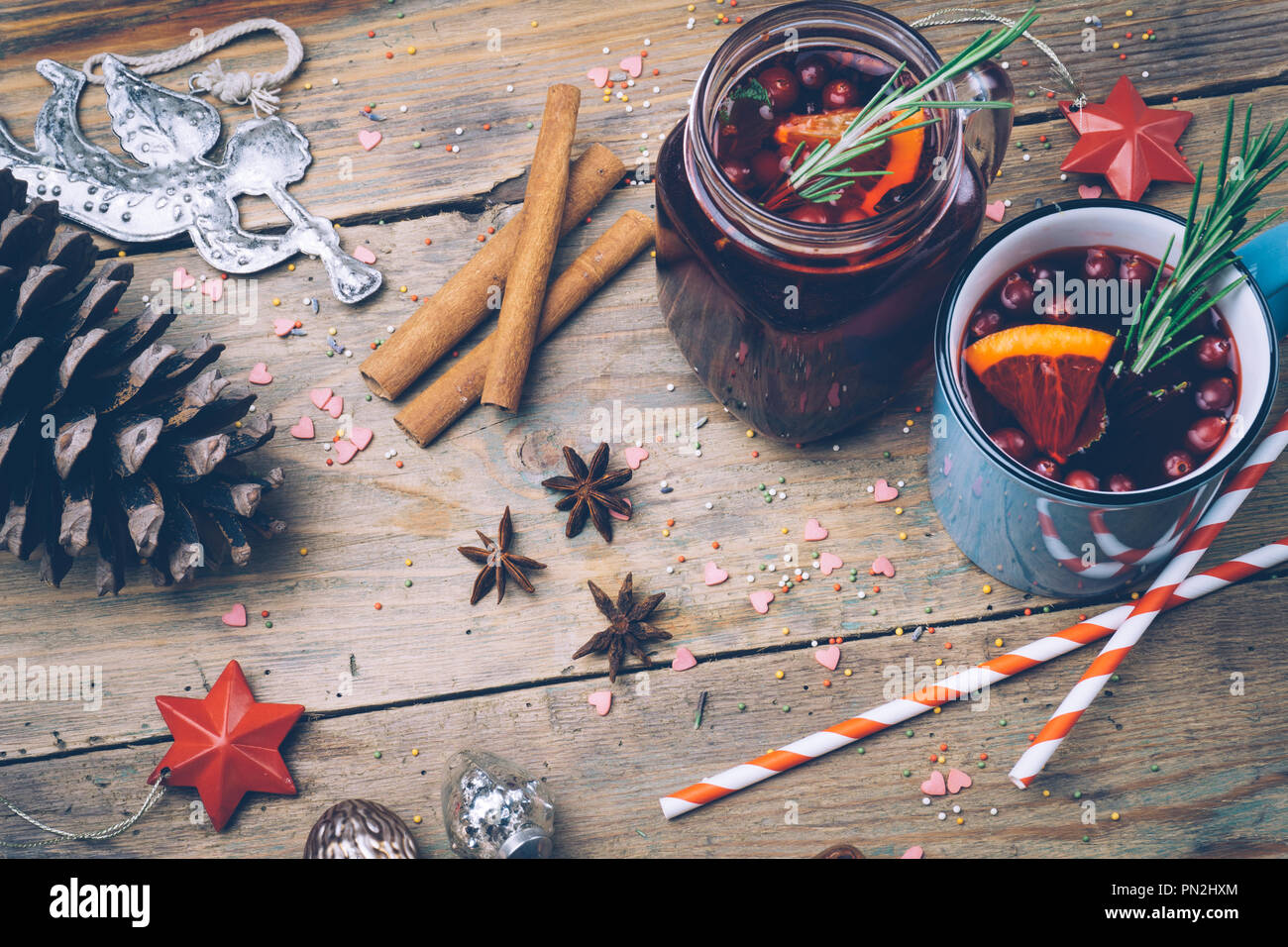 Boisson de Noël hiver (boisson chaude). Vin chaud punch et épices pour ...