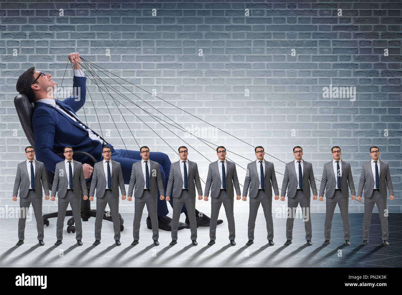 Patron employé manipulant son personnel au concept d'entreprise Photo ...