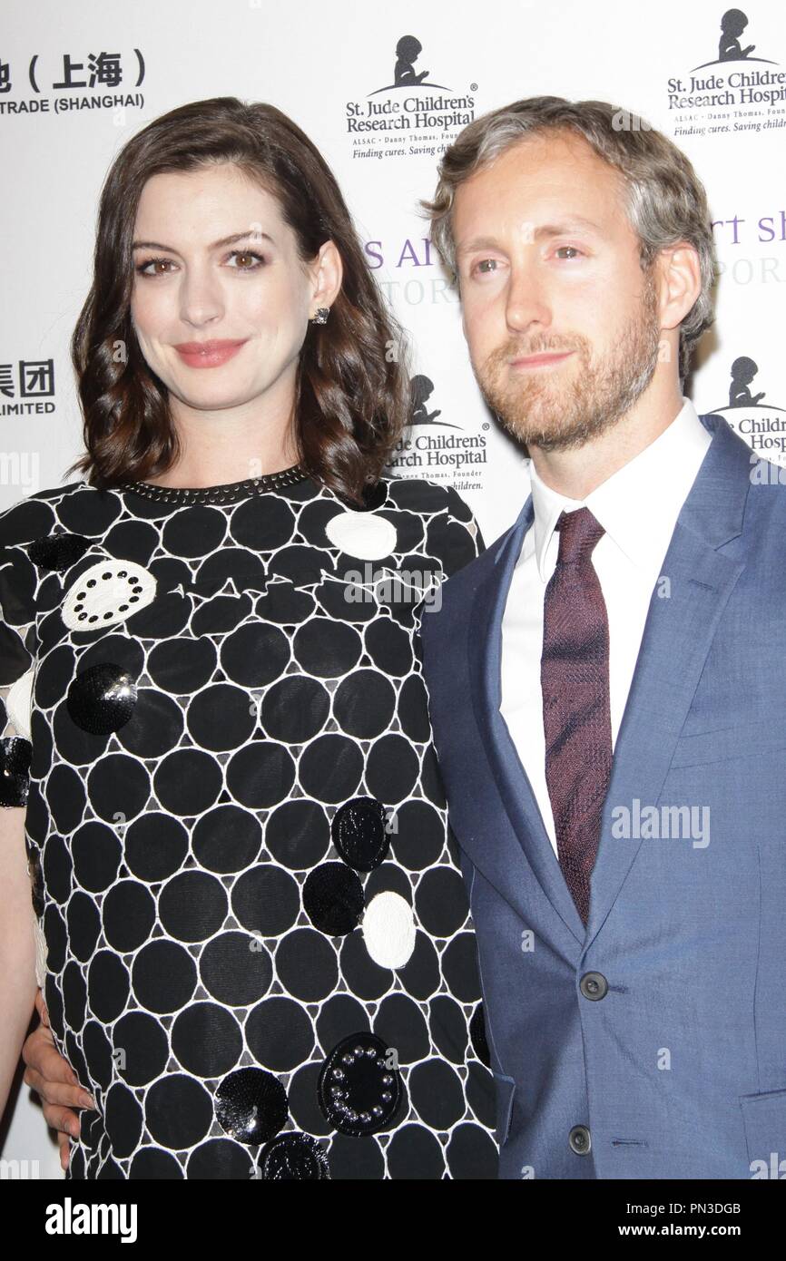 Adam shulman and anne hathaway Banque de photographies et d’images à ...