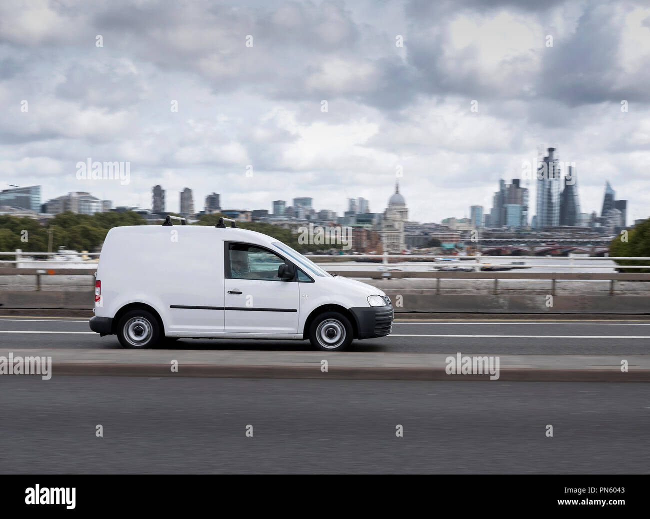 Petite camionnette blanche Banque de photographies et d’images à haute ...