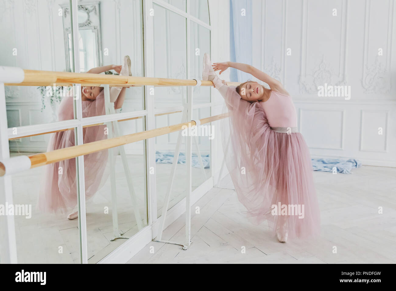 Jeune fille danseuse de ballet classique en cours de danse. Belle ...