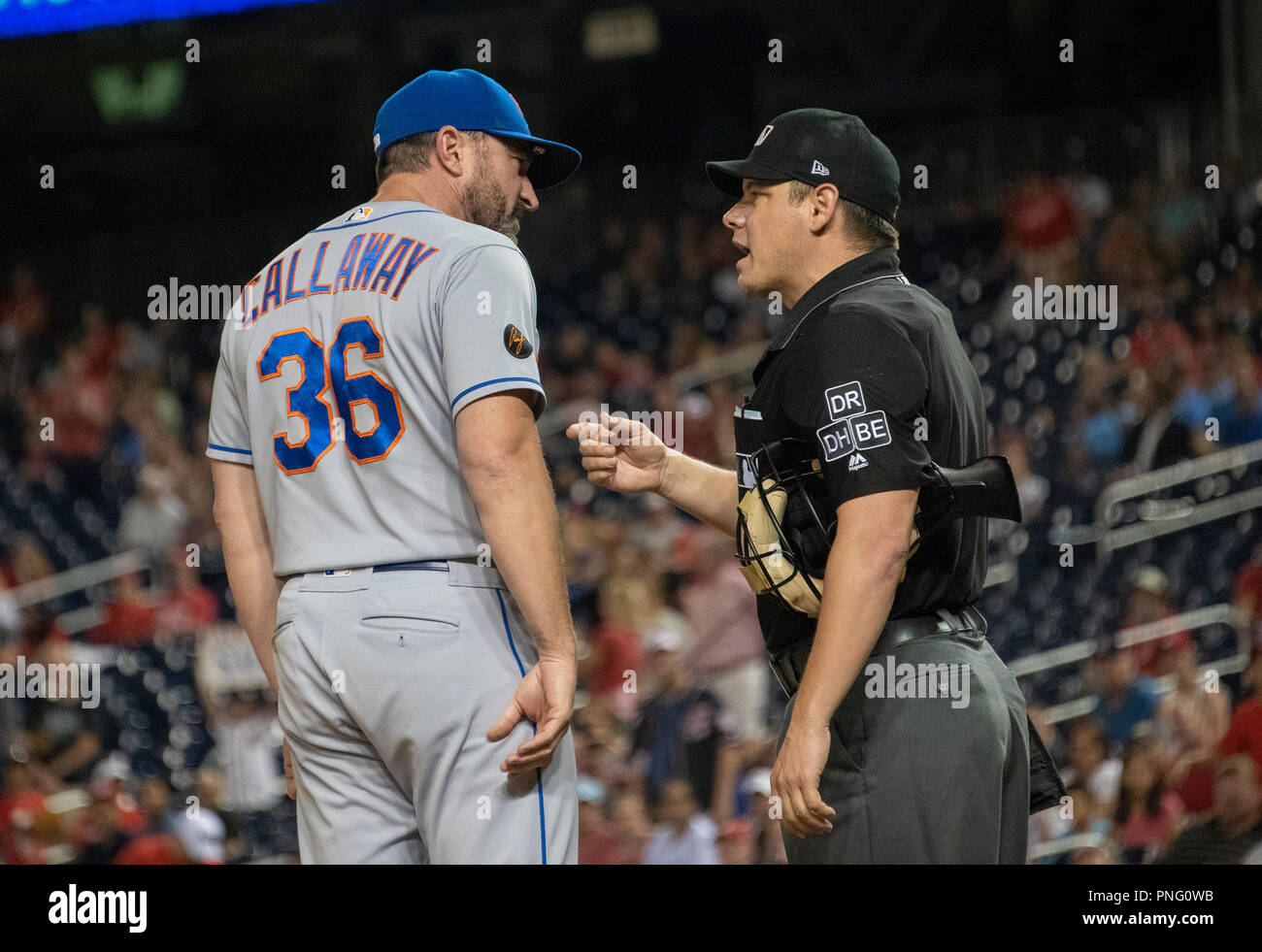 New York Mets manager Mickey Callaway (36) affirme avec juge-arbitre D ...