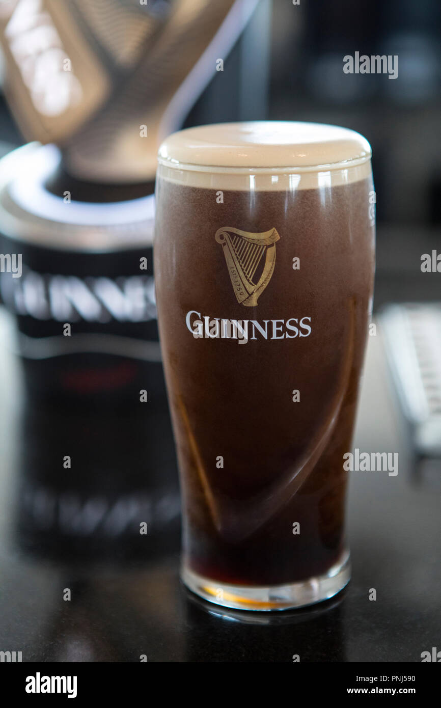 Guinness beer pump alcohol Banque de photographies et d’images à haute ...