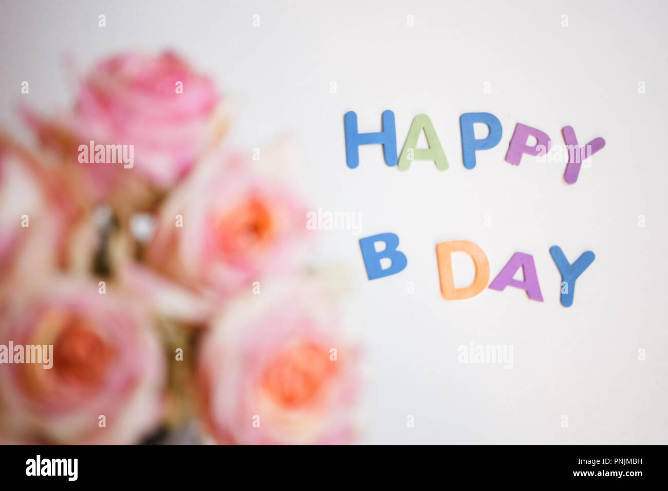 Lettres colorés et joyeux anniversaire bouquet roses fond félicitation ...