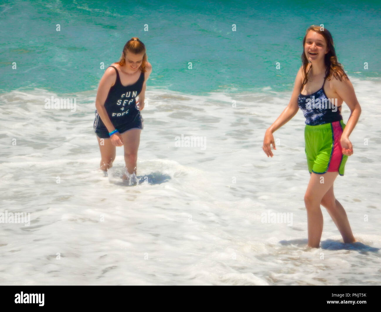 Deux Jeunes Filles à La Plage Ont Un Bon Moment Dans Locéan Des Vagues