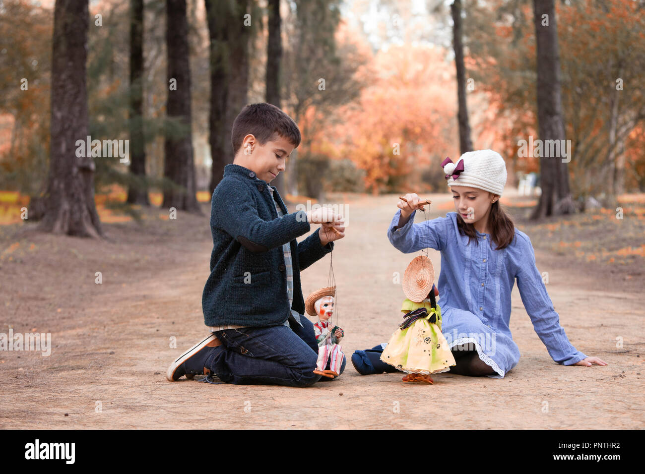 Couple Avec Enfant En Automne Banque De Photographies Et Dimages à