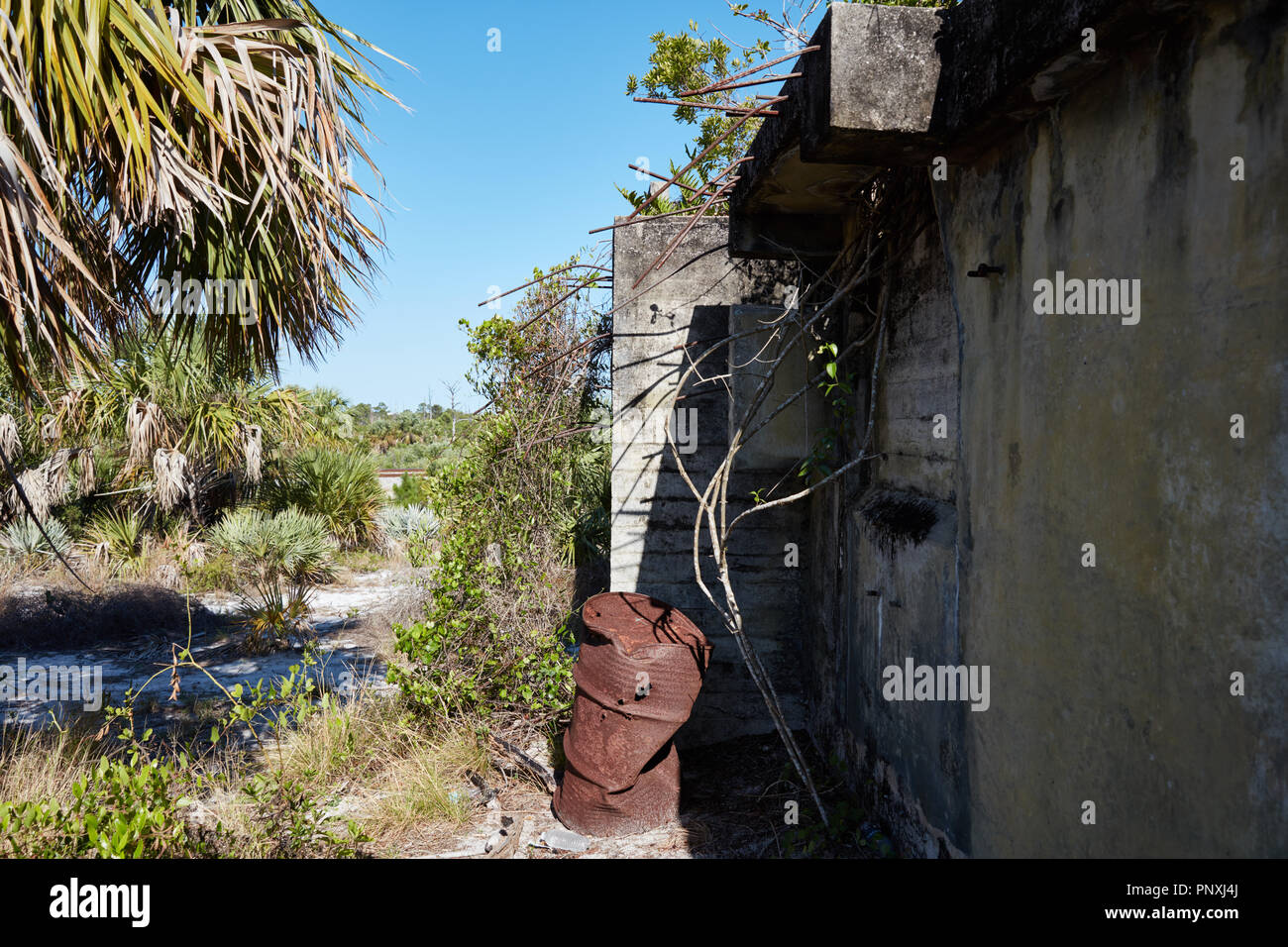 Vestiges de l'usine de traitement de l'eau à l'ancien Camp Murphy, une ...