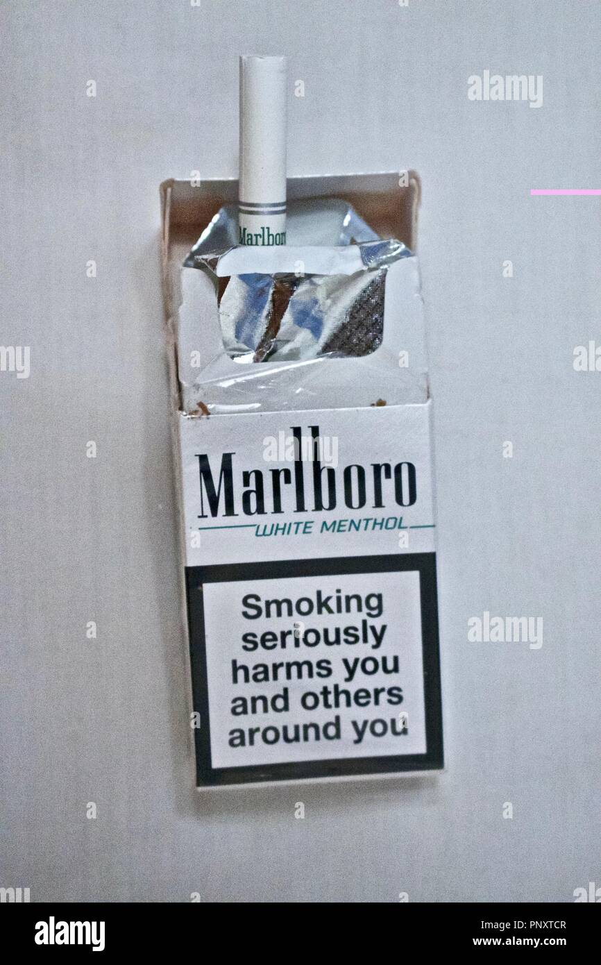 Branded cigarette packet Banque de photographies et d’images à haute ...