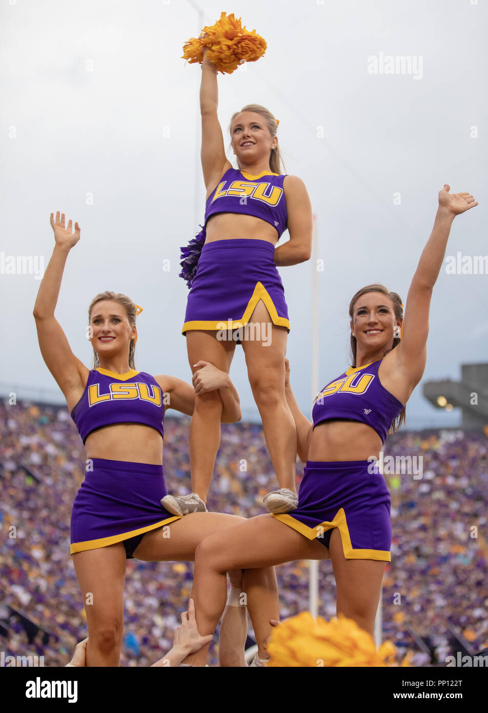 Cheerleaders performing stadium crowd football Banque de photographies ...