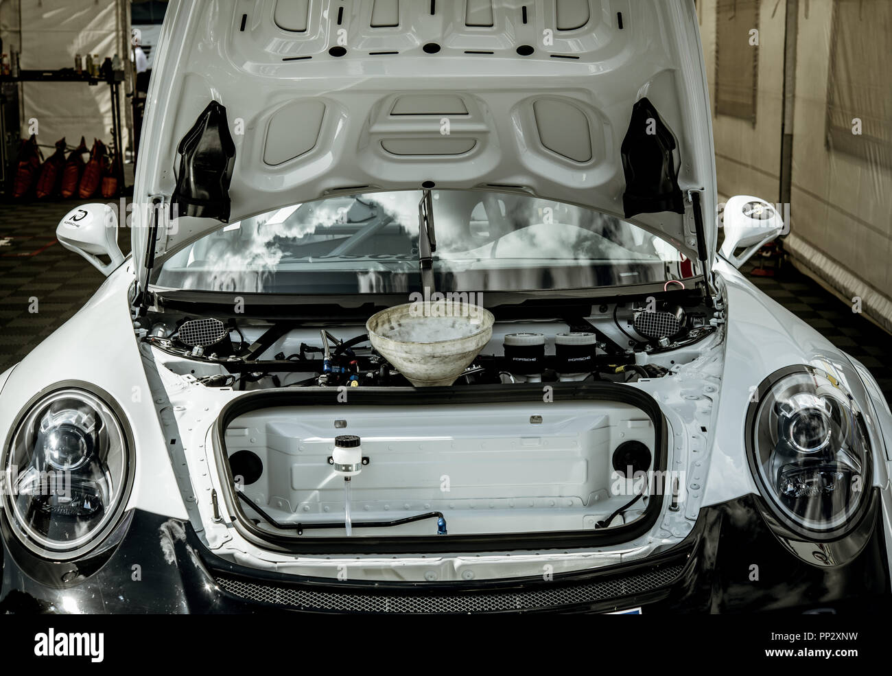 Porsche car hood open Banque de photographies et d’images à haute ...