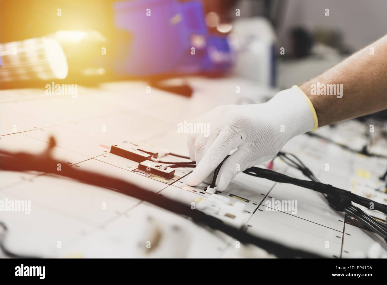 Les systèmes de contrôle du câblage sur le pupitre de commande, l ...