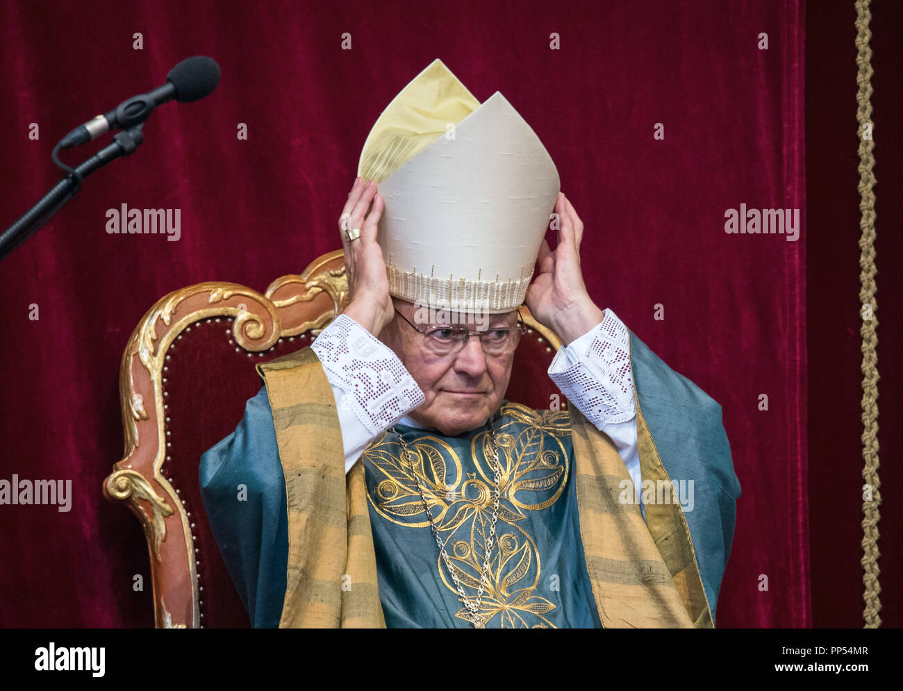 Catholic Bishop Mitre Photos & Catholic Bishop Mitre Images - Alamy