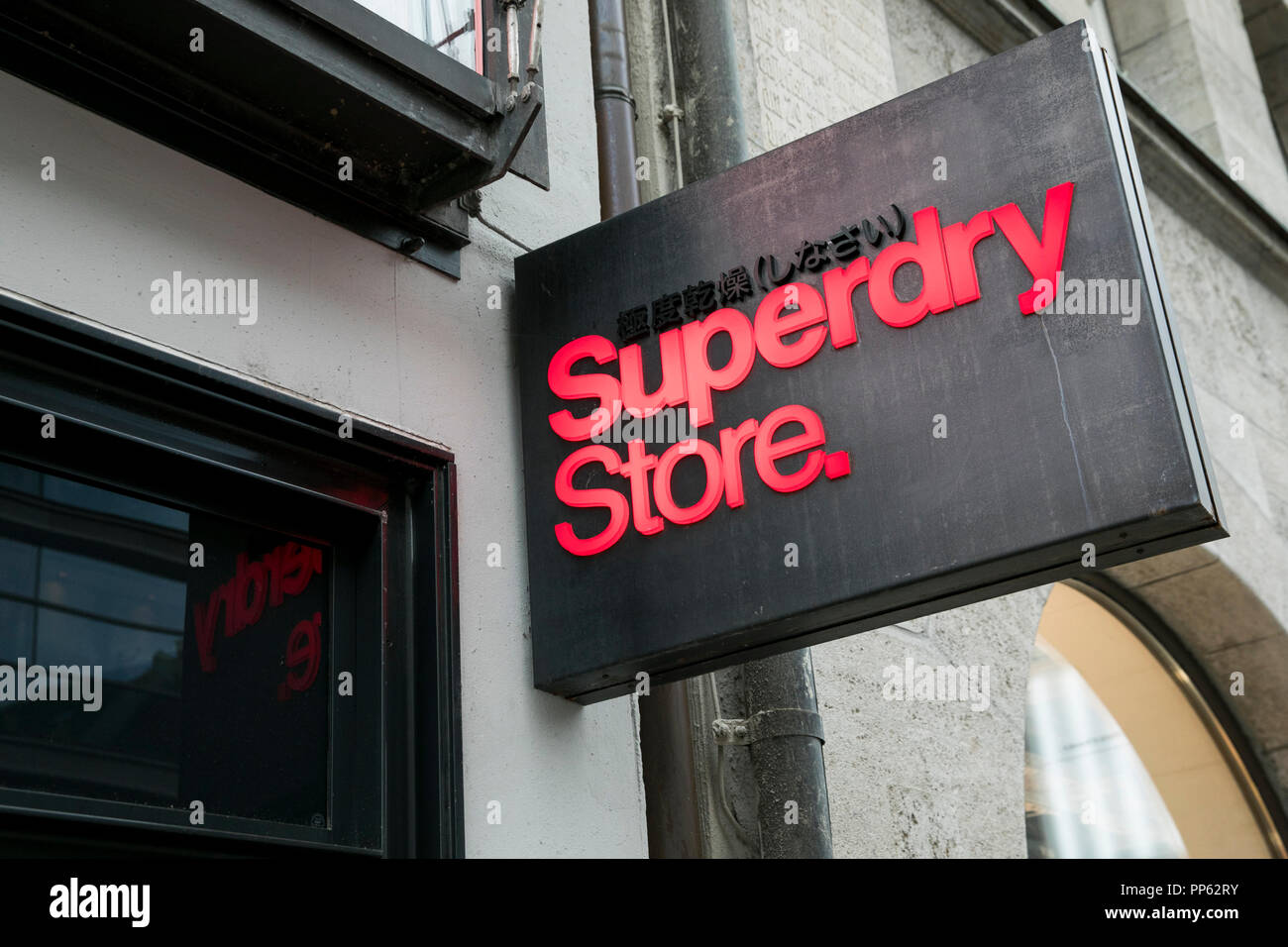 Superdry logo Banque de photographies et d’images à haute résolution ...