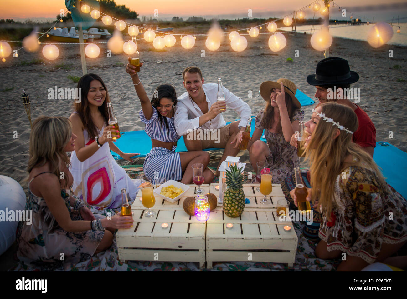 Groupe d'amis ayant un pique-nique à la plage - Heureux les jeunes sur ...