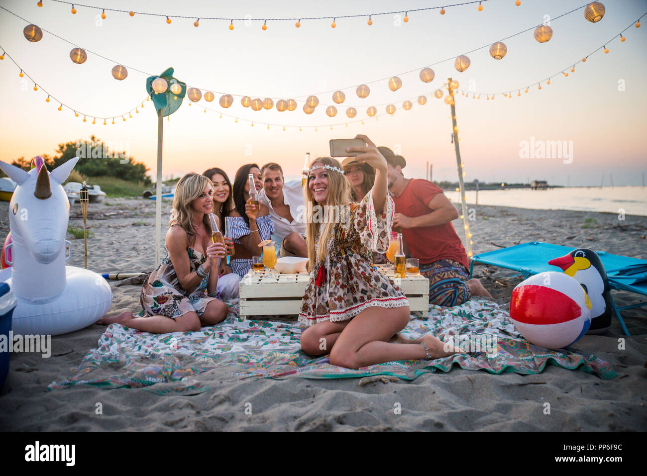 Groupe d'amis ayant un pique-nique à la plage - Heureux les jeunes sur ...
