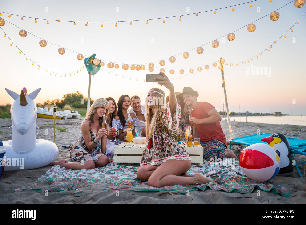 Groupe d'amis ayant un pique-nique à la plage - Heureux les jeunes sur ...