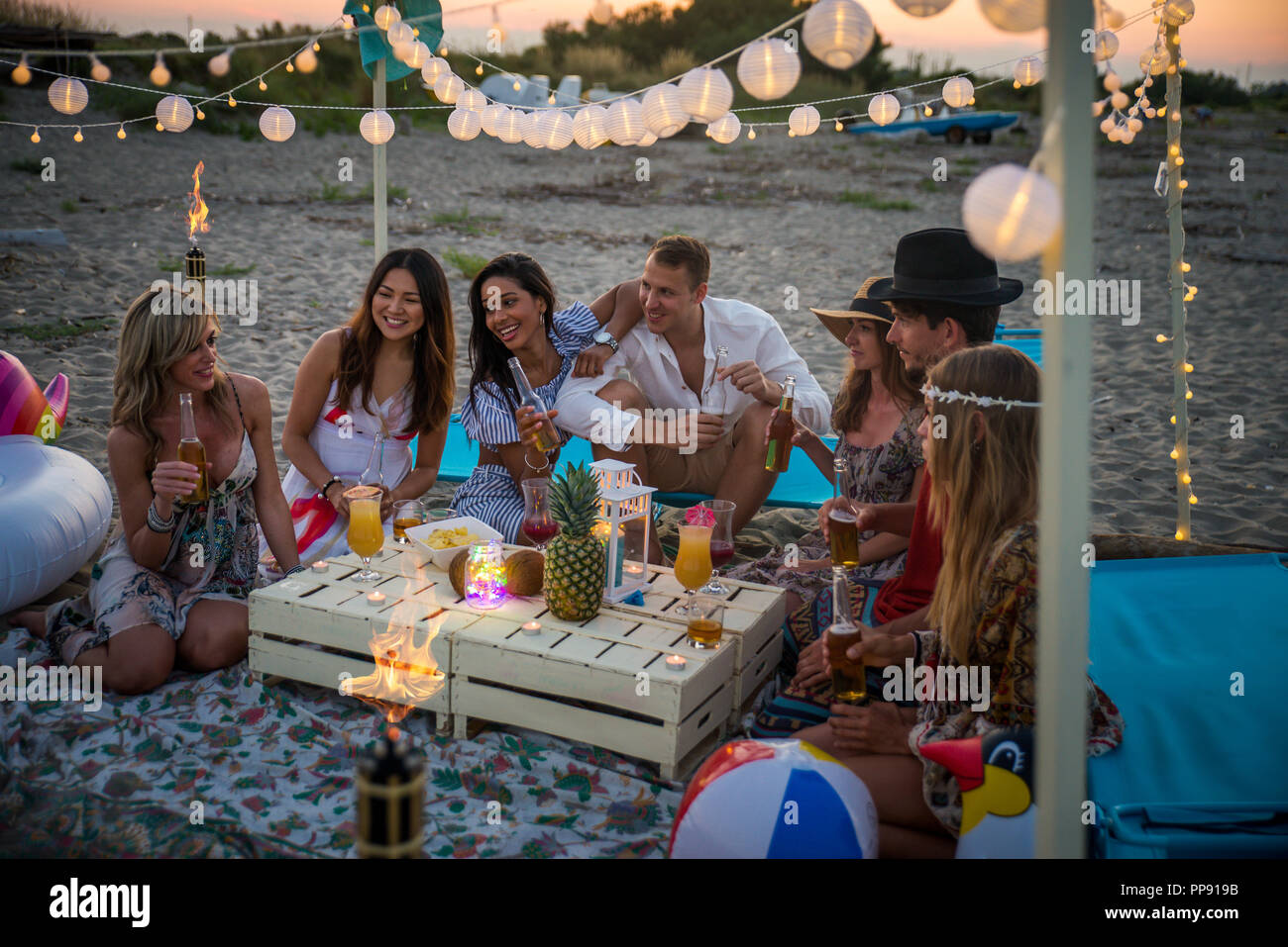 Groupe d'amis ayant un pique-nique à la plage - Heureux les jeunes sur ...