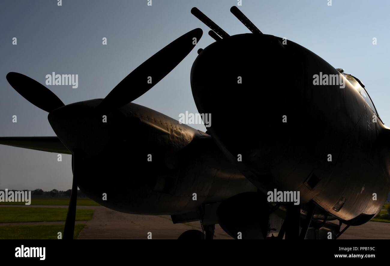 Une vue de la Lockheed P-38 Lightning L avant d'être remorqué jusqu'à ...