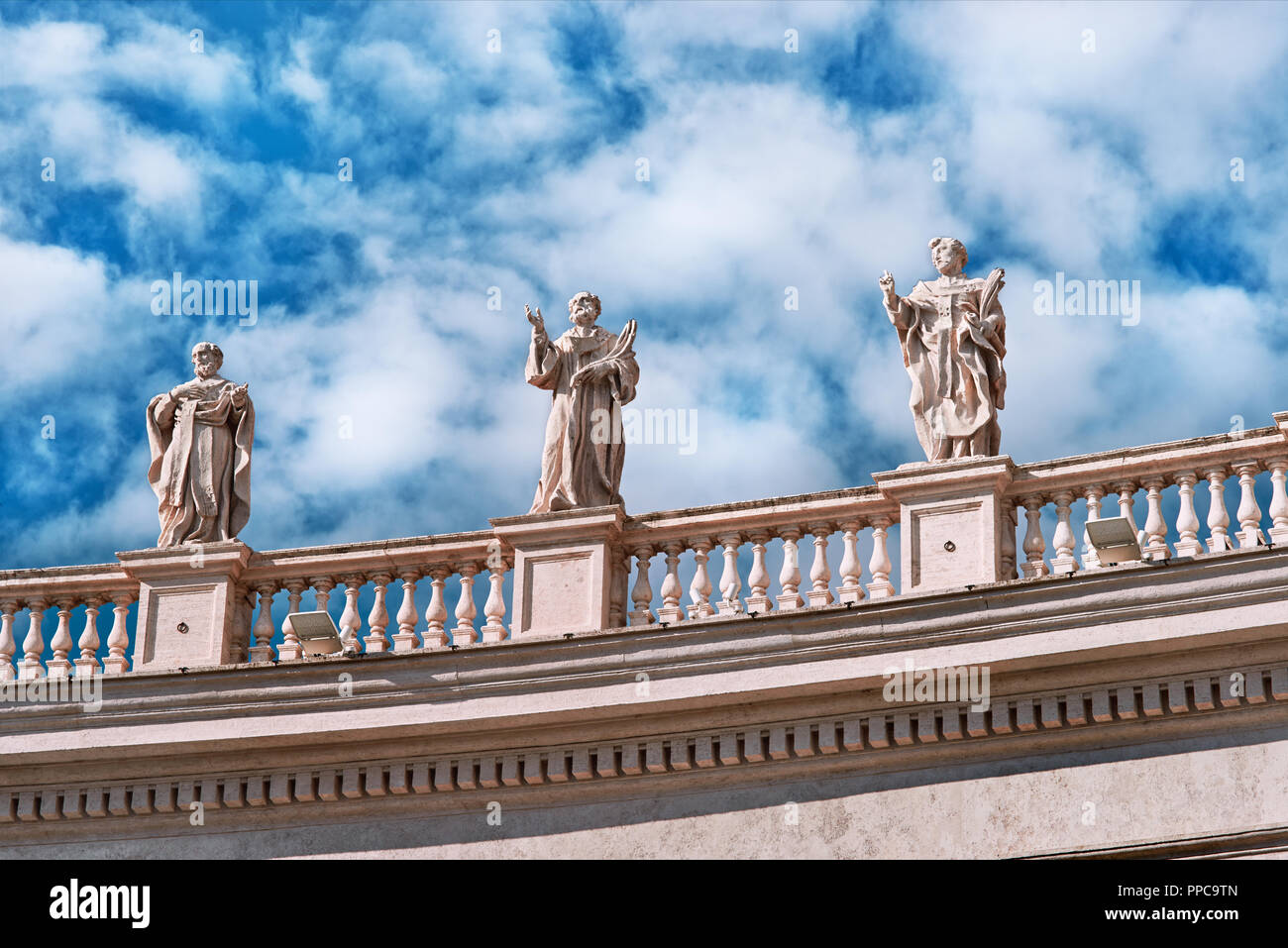 Rome, la Basilique Saint Pierre au Vatican, statues détail Photo Stock ...