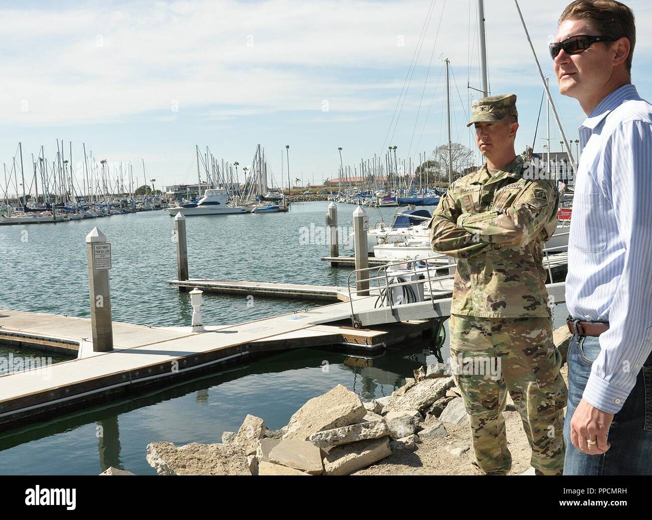 Le colonel Aaron Barta, U.S. Army Corps of Engineers, commandant du ...