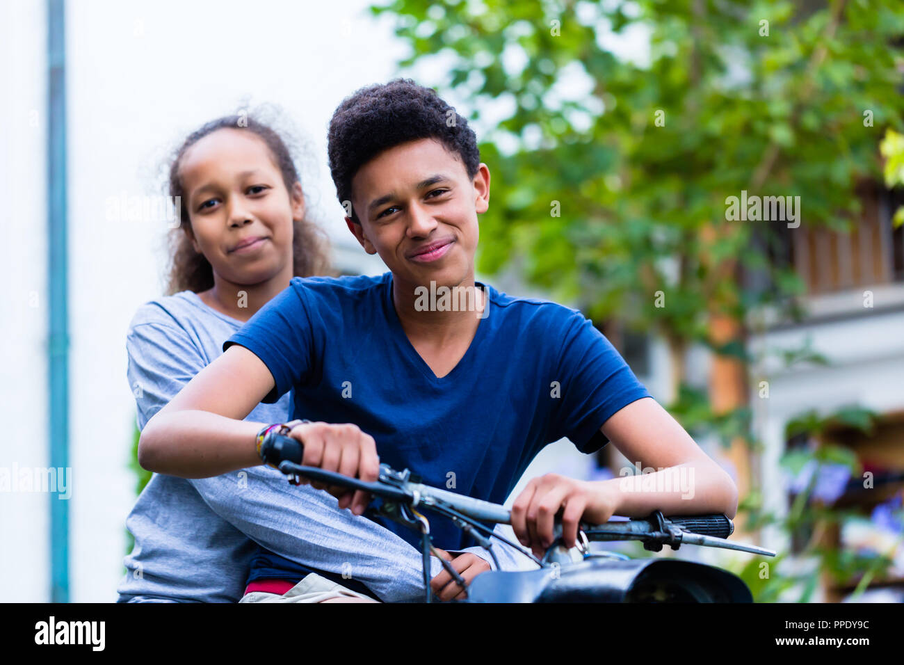 Visage ados frere et soeur Banque de photographies et d’images à haute ...