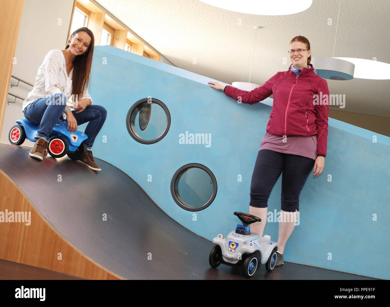 Les éducateurs préscolaires Bernadette Greimel et Elizabeth cor à la ...