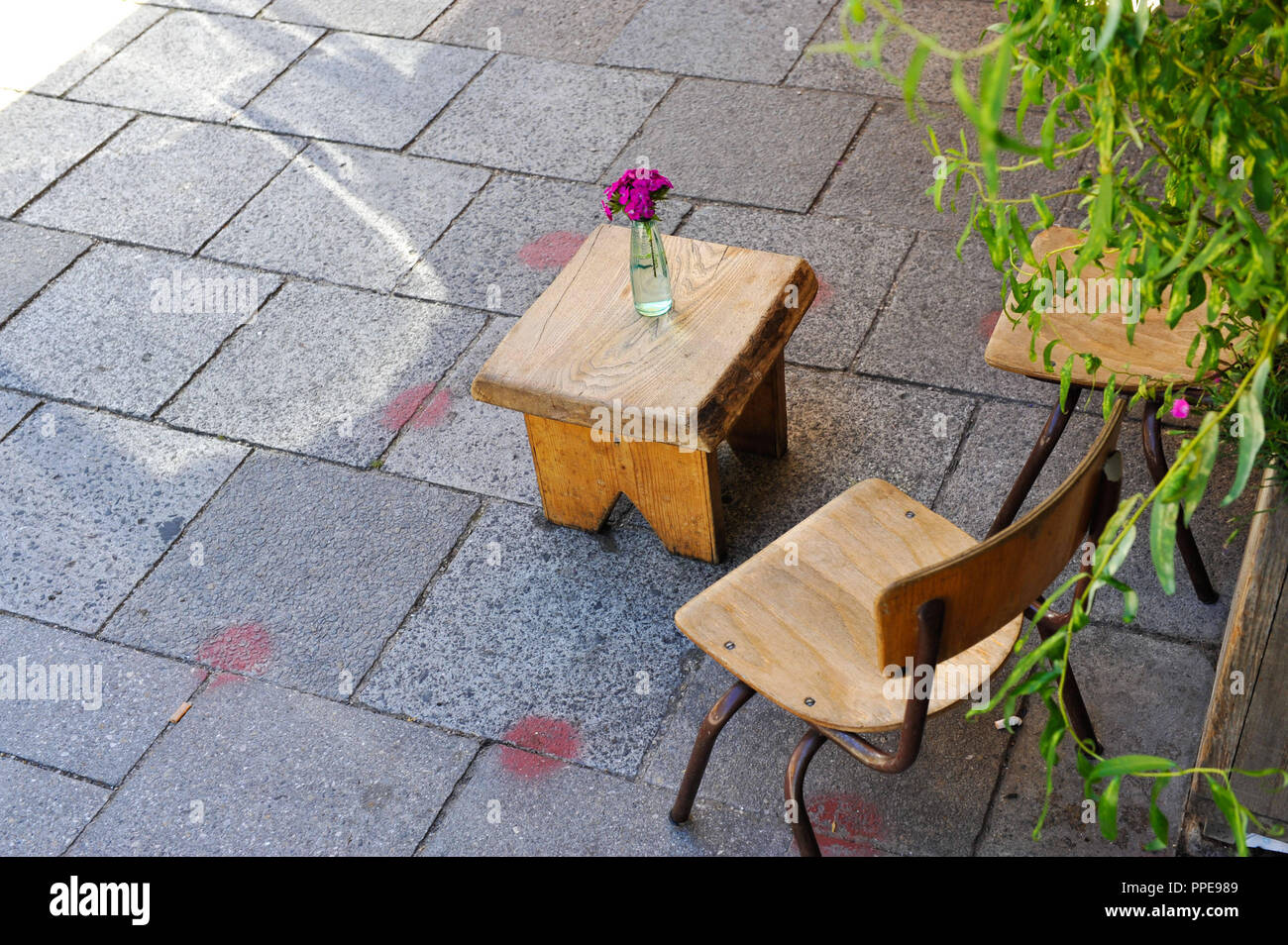Café en plein air zone délimitée par des points rouges sur le trottoir ...