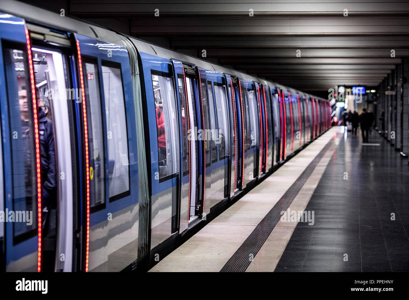 Nouveau U-Bahn de la C2 avec portes dans la station de métro Alte Heide ...