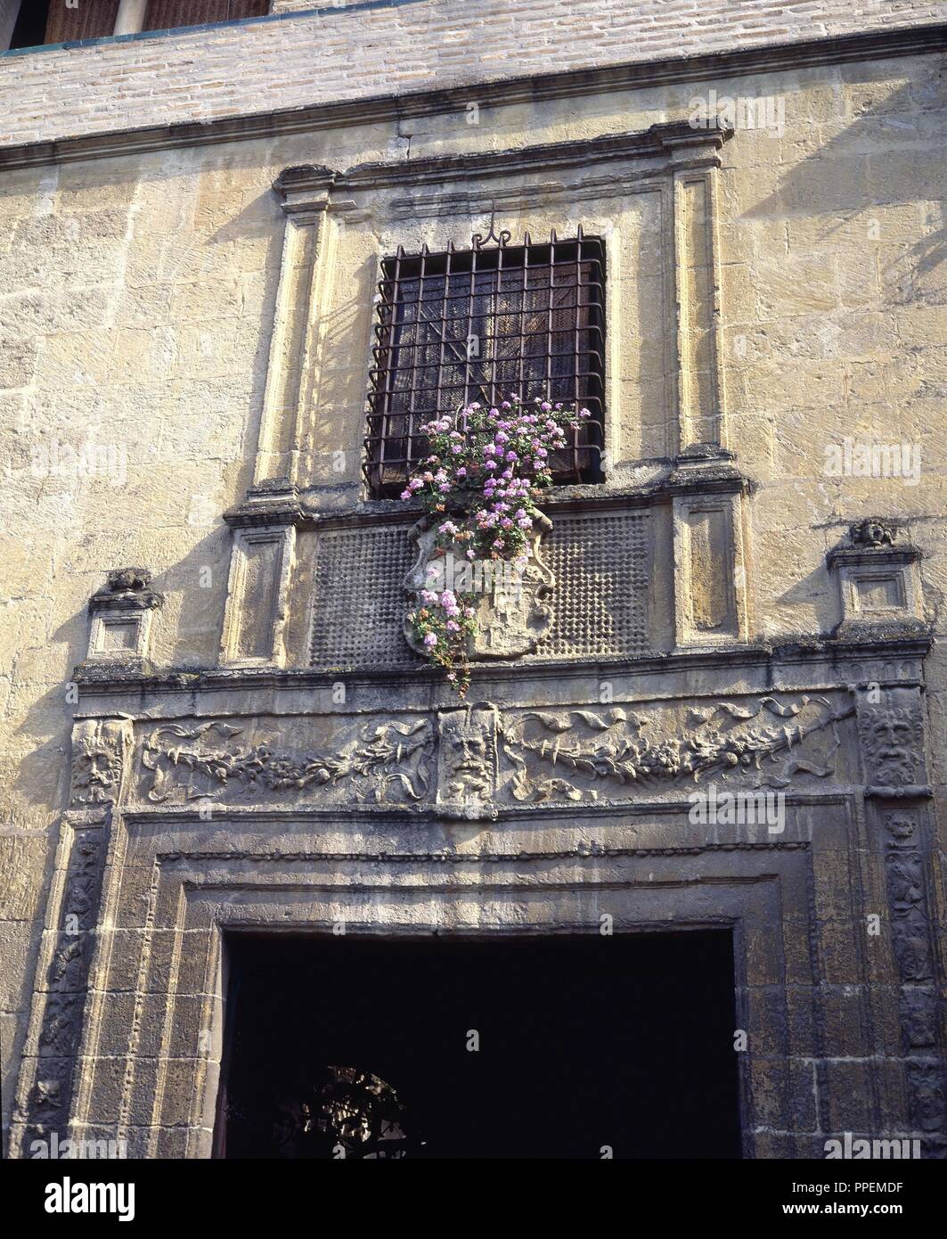 DETALLE DE LA FACHADA DEL PALACIO DE LOS LUNA DEL SIGLO XVI EN LA PLAZA ... DETALLE DE LA FACHADA DEL PALACIO DE LOS LUNA DEL SIGLO XVI EN LA PLAZA ...