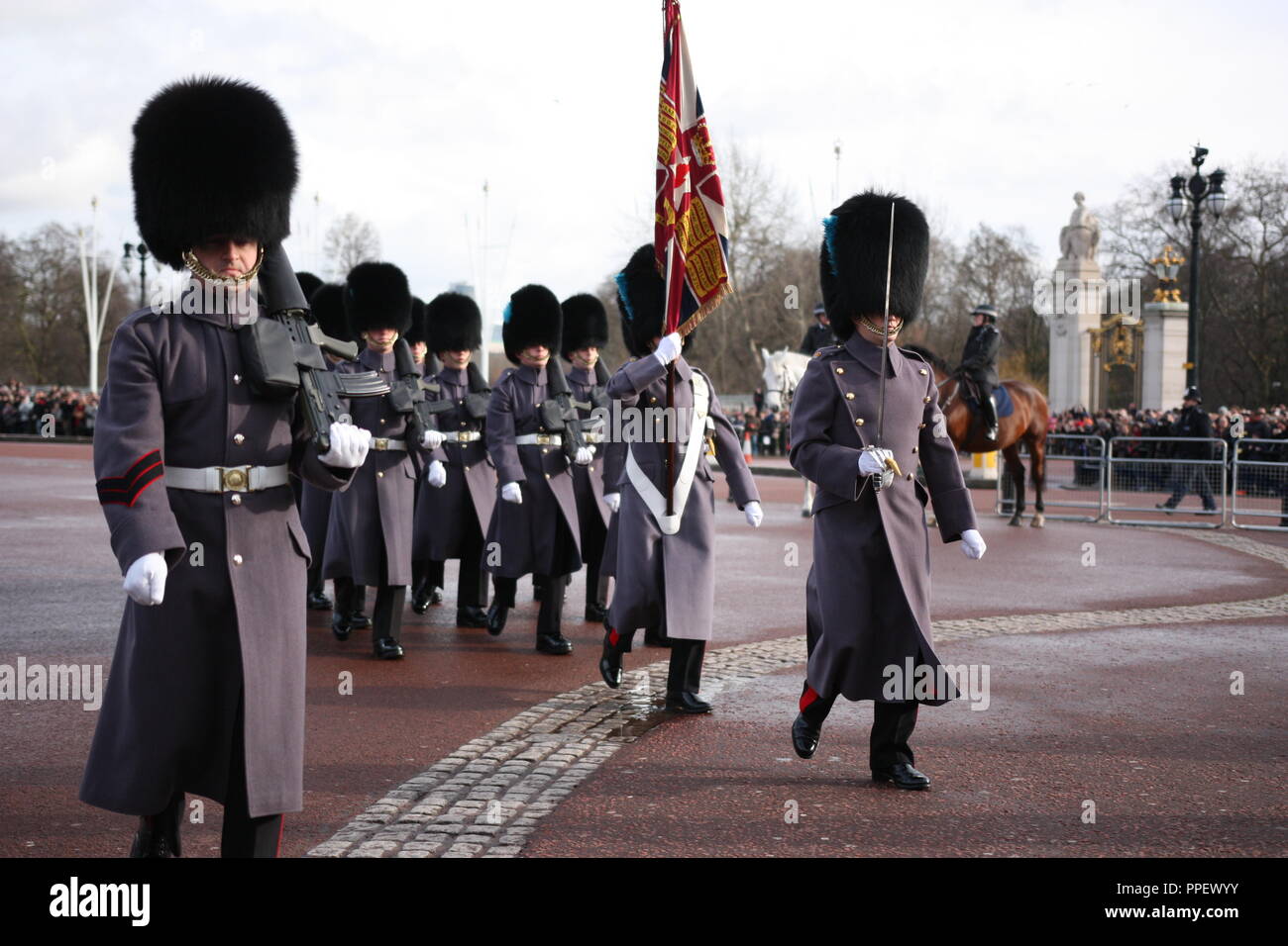 Buckingham palace guard london Banque de photographies et d’images à ...